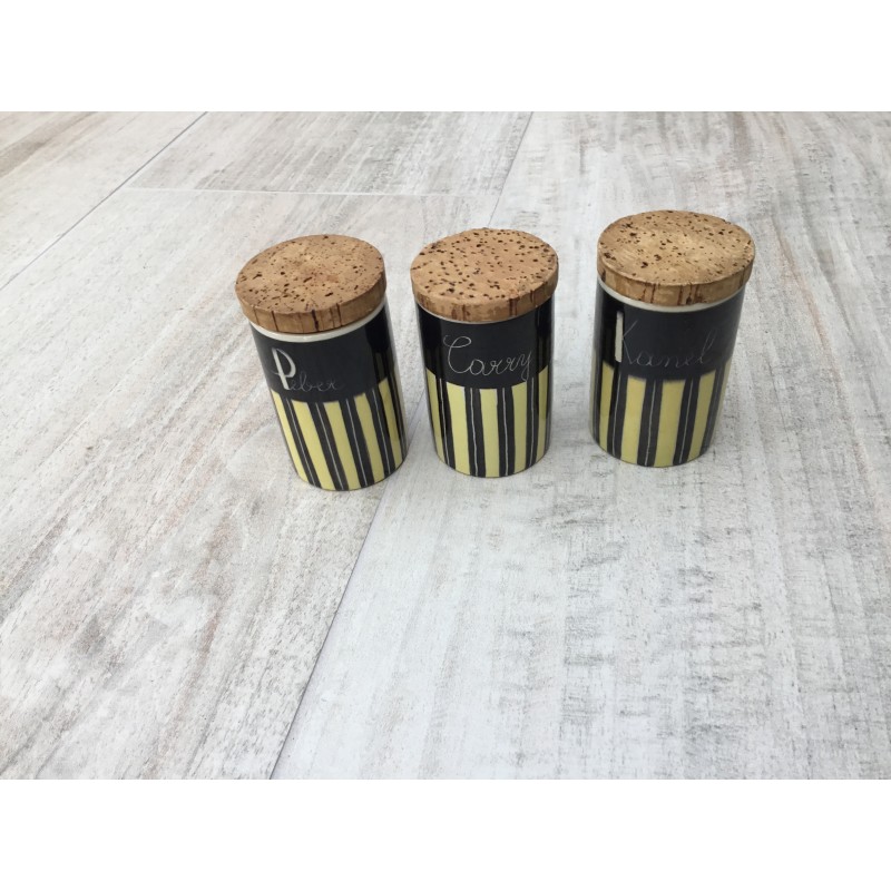 3 stk. krydderikrukker med sorte og gule striber og med korkpropper ...