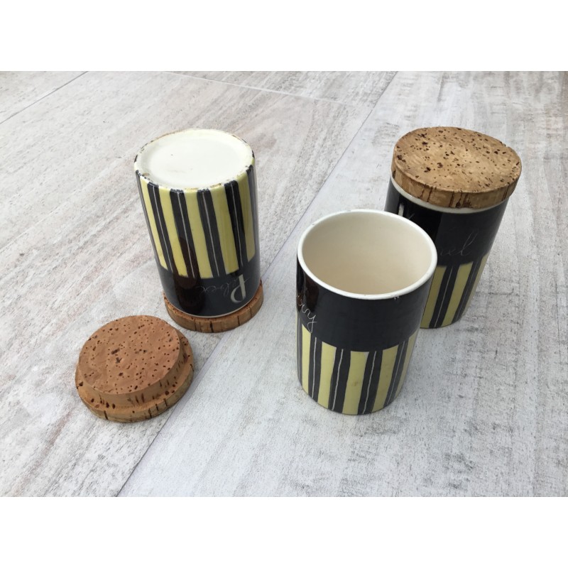 3 stk. krydderikrukker med sorte og gule striber og med korkpropper ...